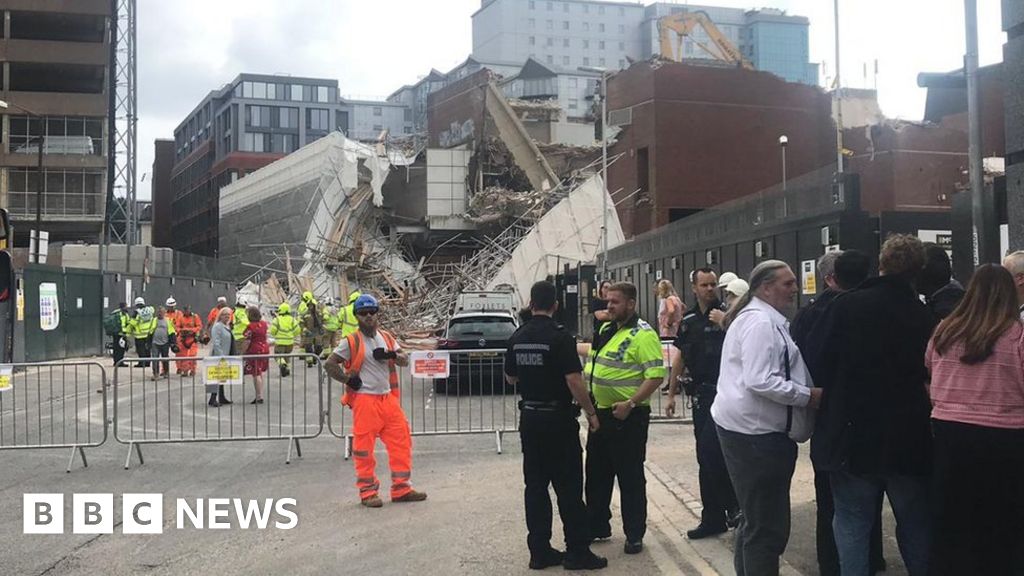 Reading scaffolding collapse: Hunt for trapped people - BBC News
