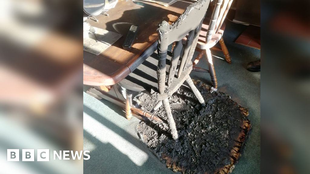 Maids Moreton house fire 'started by sun on mirror' - BBC News