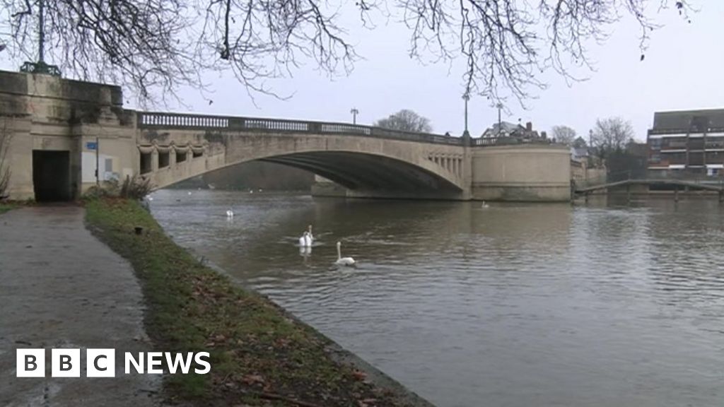 River Thames body is missing Reading man, police believe - BBC News