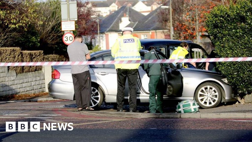Taxi driver in hospital after crash in Edinburgh - BBC News