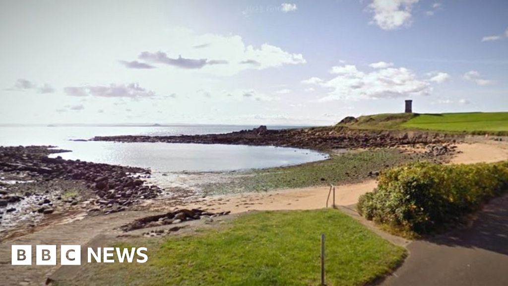 Body found on beach near Anstruther golf course - BBC News