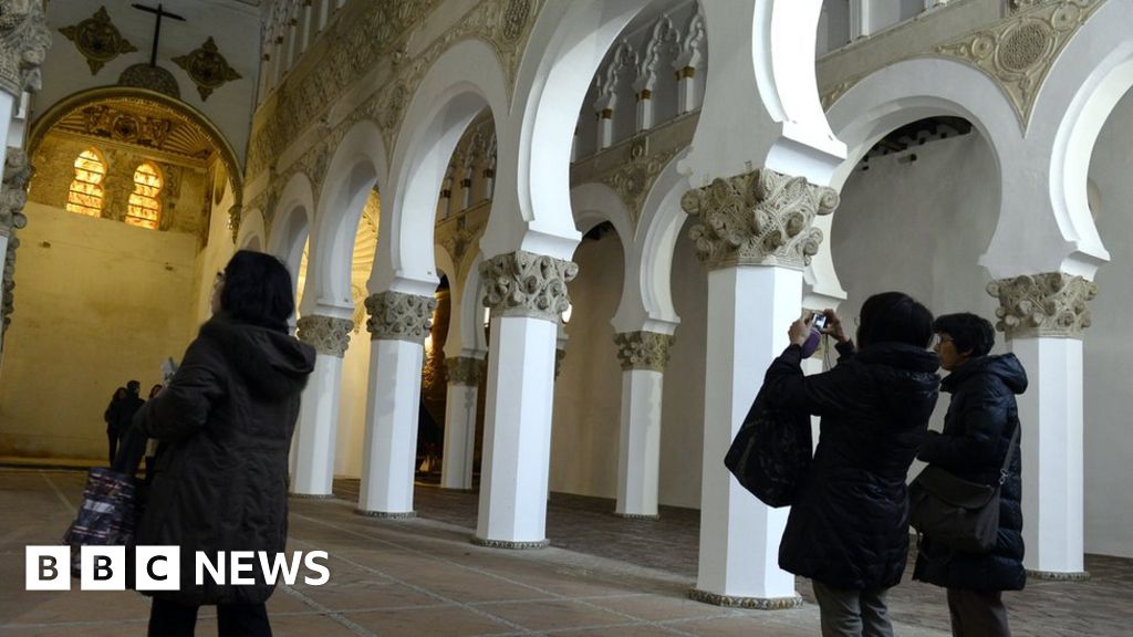 Spain naturalises expelled Sephardic Jews' descendants - BBC News