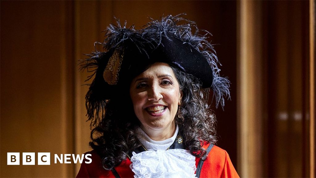 Manchester's first Asian woman to be Lord Mayor proud of role - BBC News