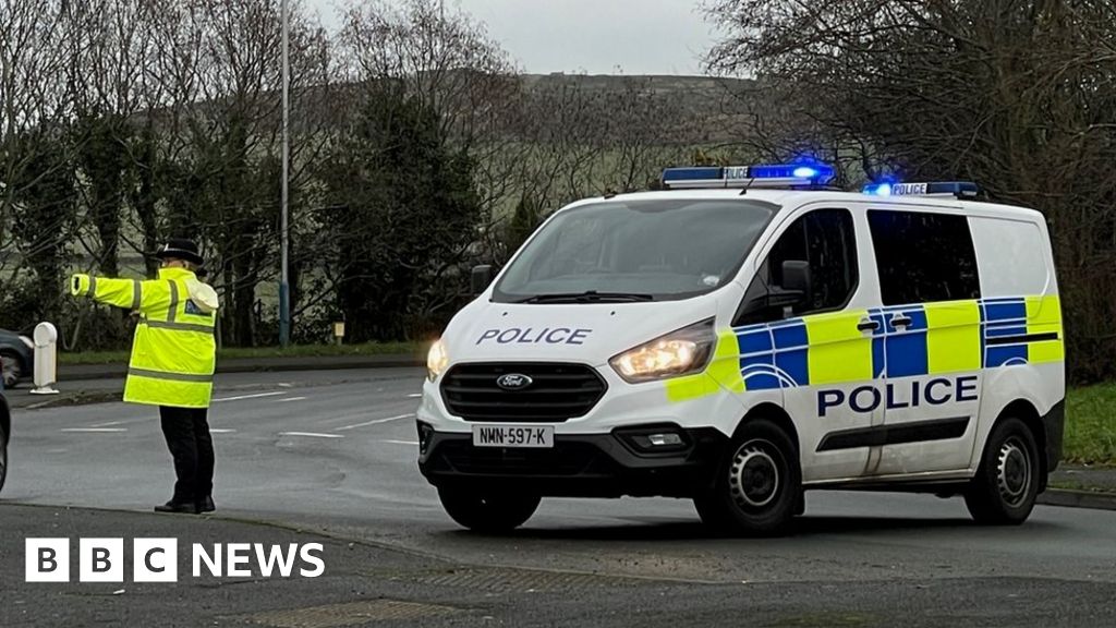 Richmond Hill crash: Driver hurt in collision on commuter route - BBC News