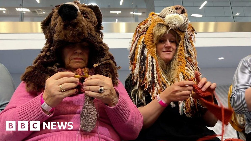 The moment a world crocheting record is broken