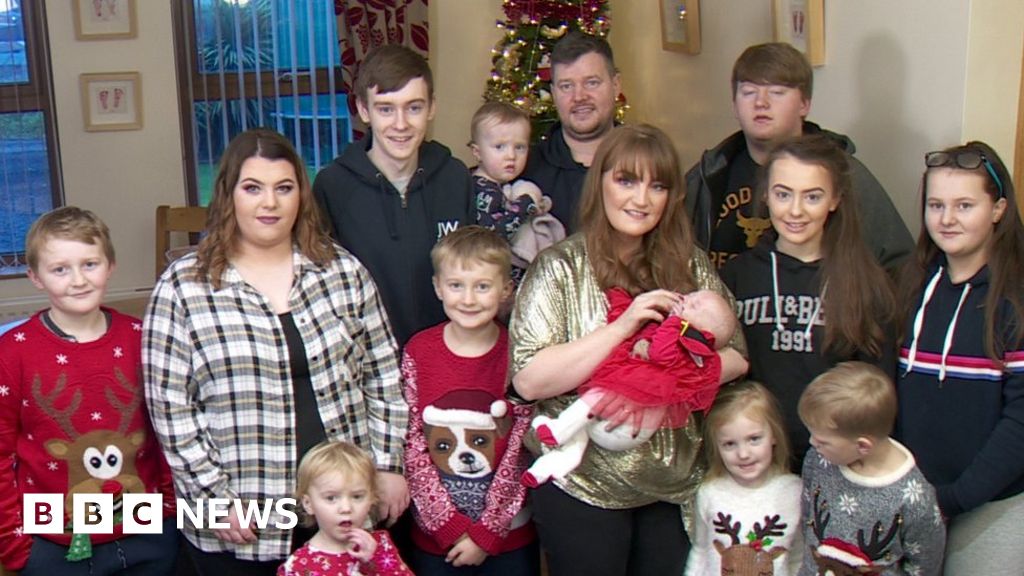 What's Christmas like with 12 children? - BBC News