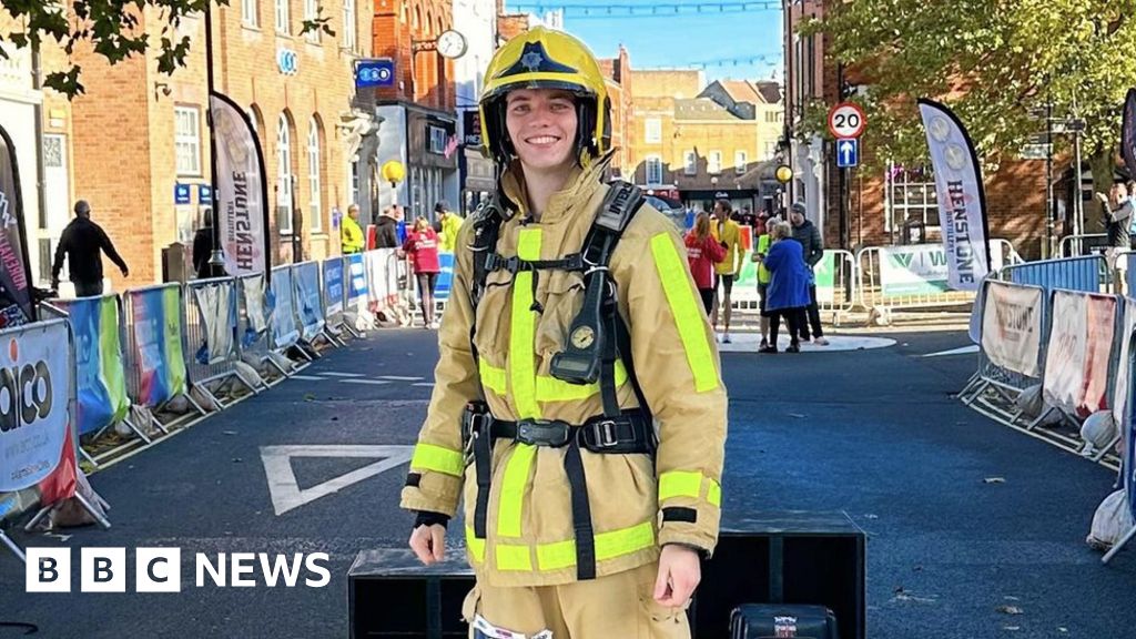 Shropshire running firefighter completes race in full gear - BBC News