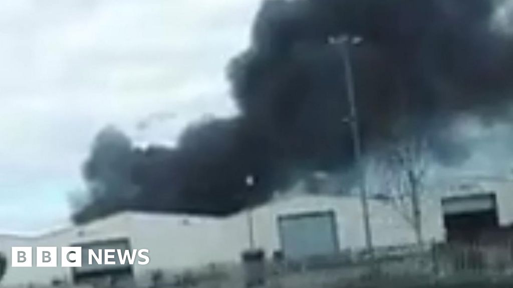 Industrial fire sends smoke plume over Bridgwater - BBC News