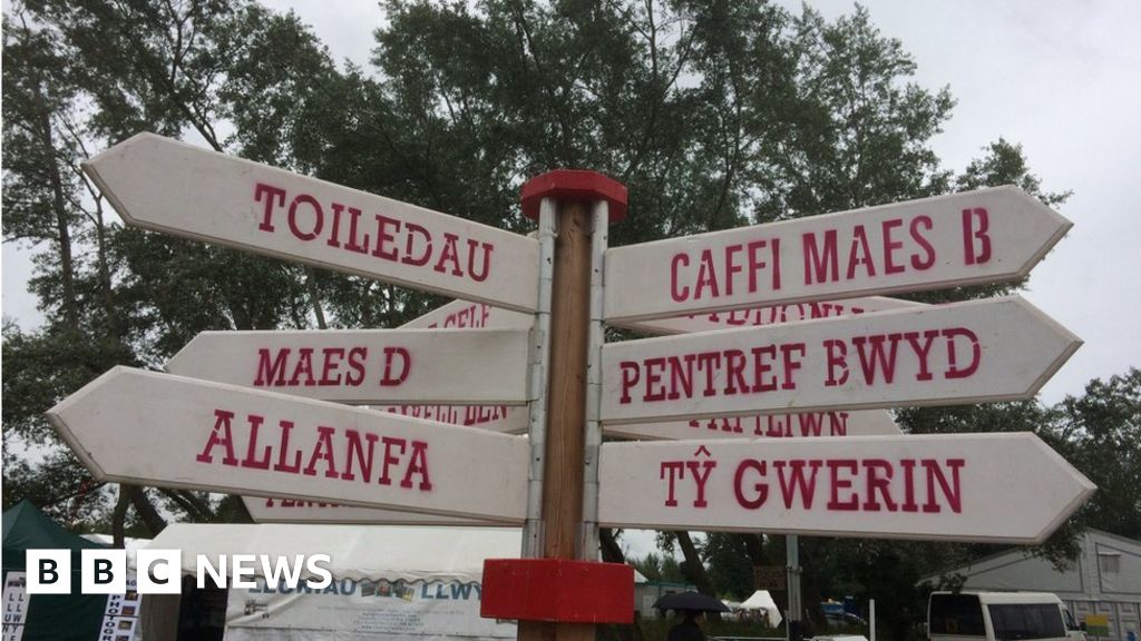 Border issues: Keeping Welsh alive on country's edge - BBC News