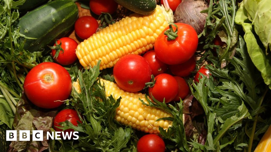 Welsh food shoppers 'buy third of vegetables needed' - BBC News