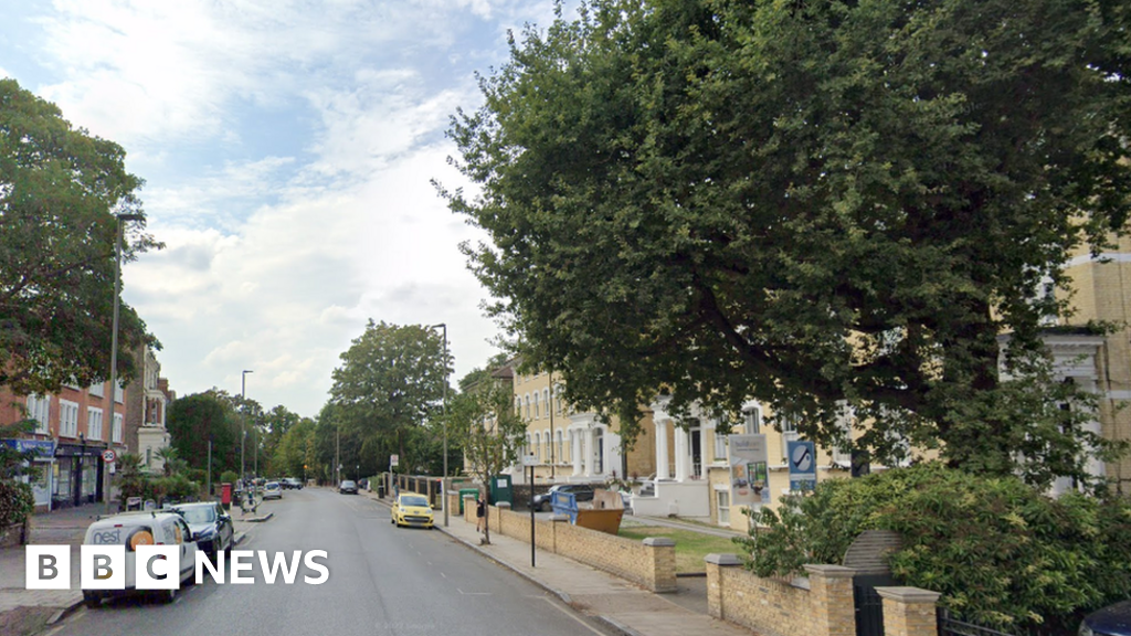 Balham stabbing: Third man arrested over attack on Uber driver - BBC News