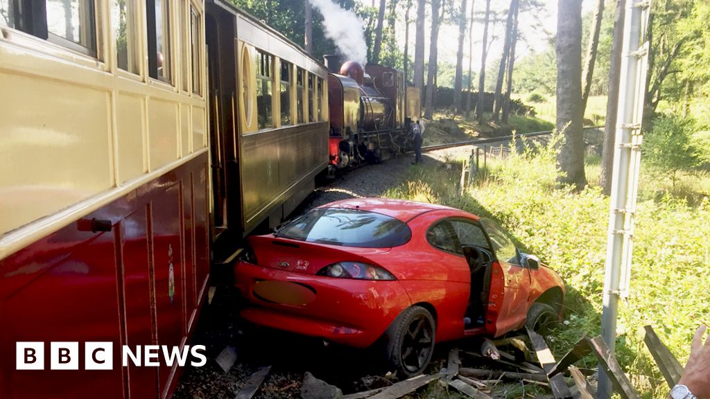 Driver has 'lucky escape' in Ffestiniog train crash