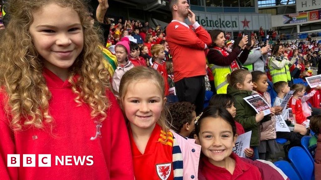 World Cup 2022: Wales' big send-off from kids and rugby - BBC News