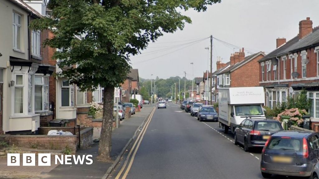 Wolverhampton murder arrest after man dies of head injuries - BBC News