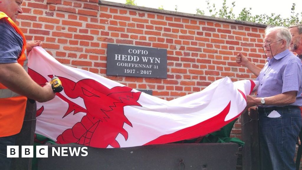 Hedd Wyn: New plaque marks Passchendaele poet's death - BBC News
