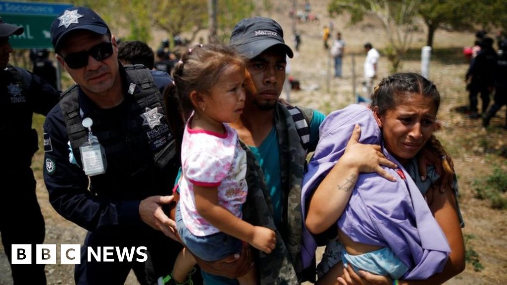Migrant caravan: Mexico detains hundreds in raid - BBC News