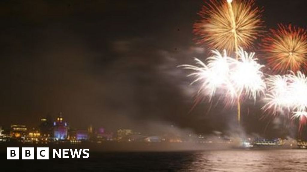 Liverpool hosts mid-river fireworks event - BBC News