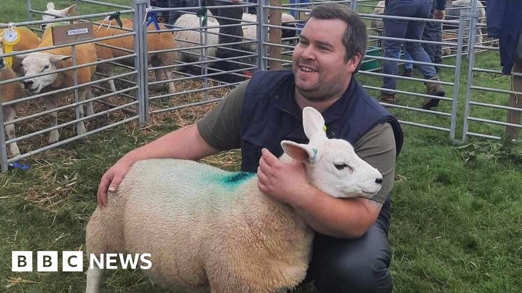 Richard Sunter crash death: Family pays tribute - BBC News