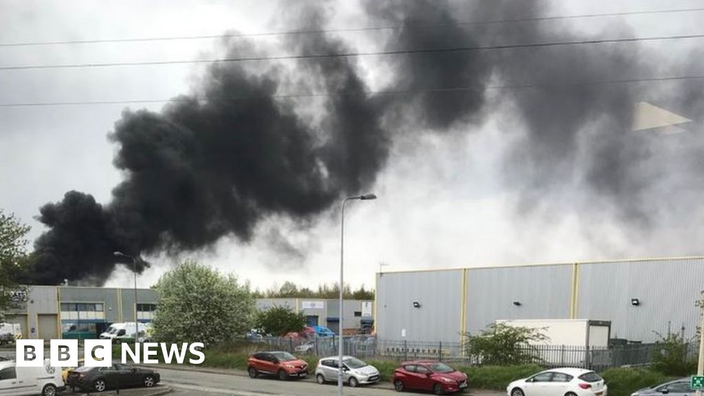 Deeside recycling plant blaze continues through night - BBC News
