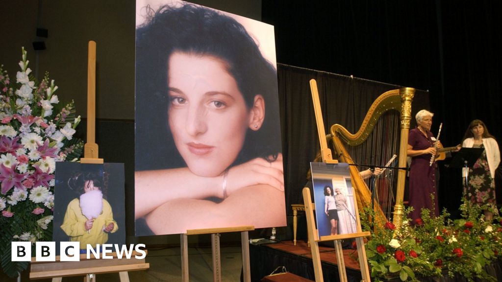 Chandra Levy murder: Charges dropped in retrial - BBC News