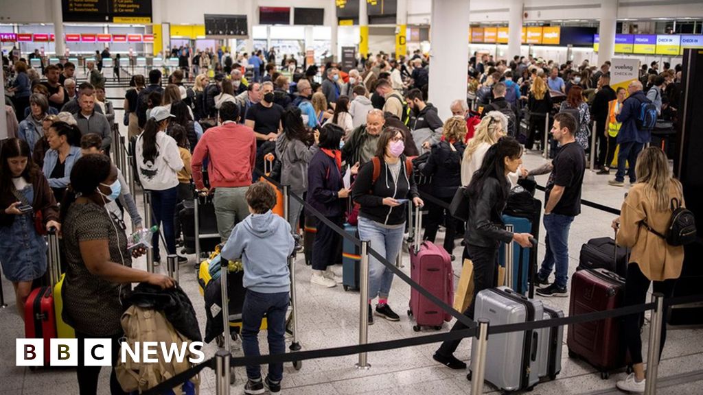 Gatwick Airport hires 400 security staff for summer - BBC News
