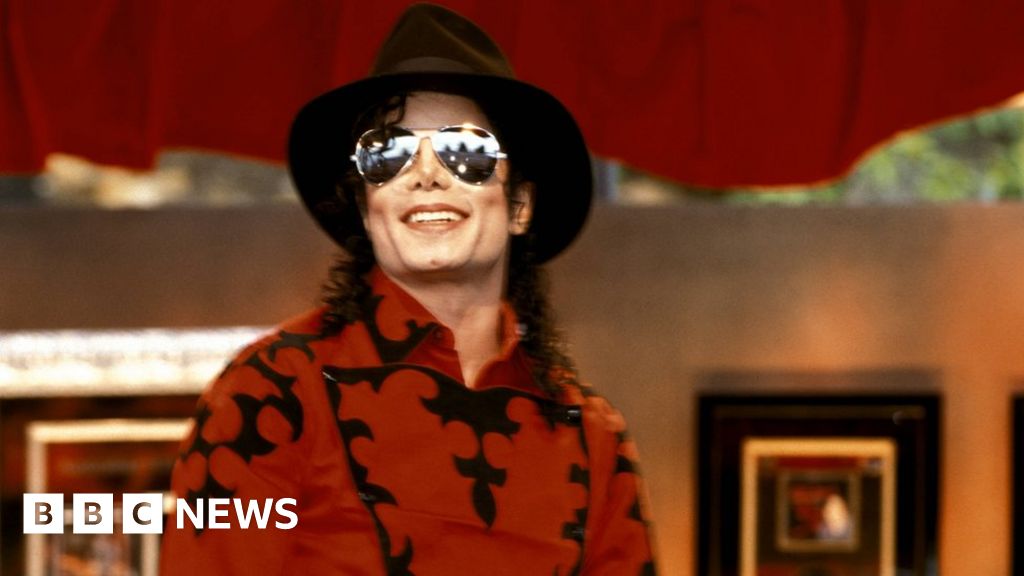 Michael Jackson: Charity warns bus adverts 'perpetuate fear' - BBC News