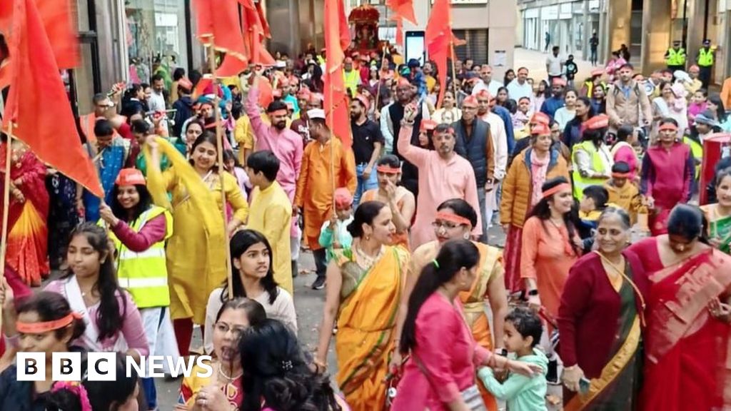 Swindon Hindu celebration filled with 'joy, beats and smiles' - BBC News