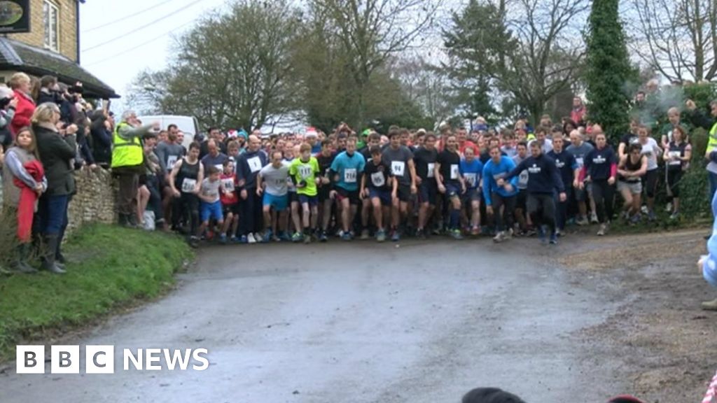 Scores compete in Chadlington's Great Brook Run - BBC News