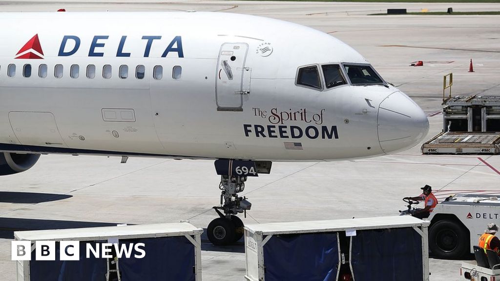 Thousands of Delta passengers delayed by computer bug - BBC News