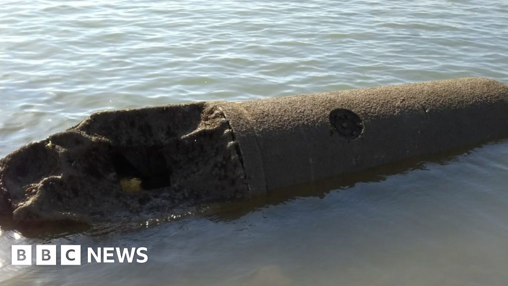 WW2 German sea mine washes up near Bognor Regis - BBC News