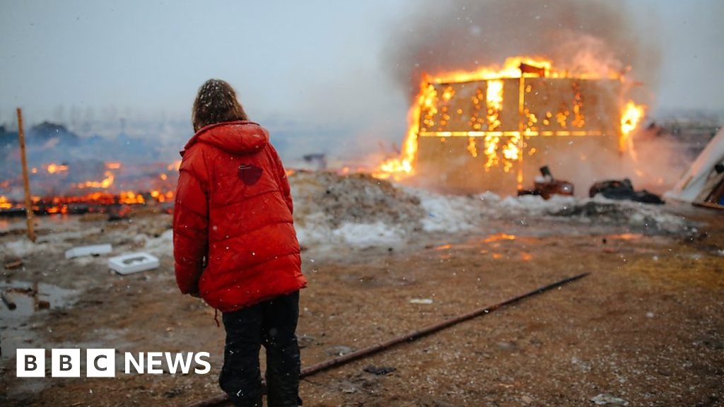 Dakota pipeline protesters leave site after year-long occupation - BBC News