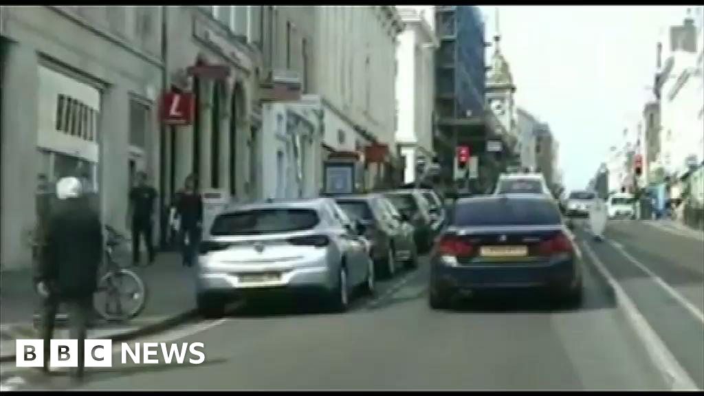 Brighton drug gang's arrest filmed by police - BBC News