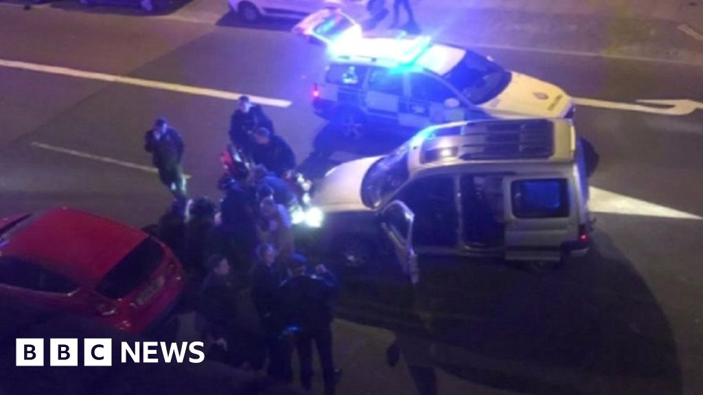 Car ploughs into drinkers outside Islington pub - BBC News
