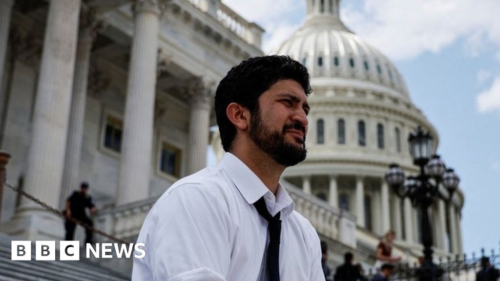 US lawmaker Greg Casar ends thirst strike after nine hours - BBC News