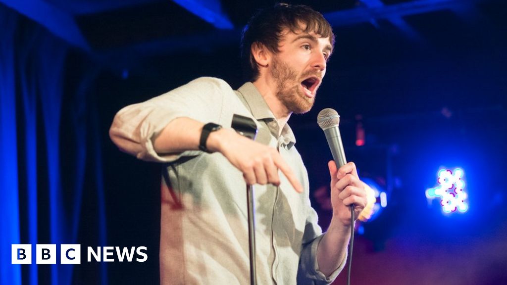 Heckling: How to deal with it during a comedy show - BBC News