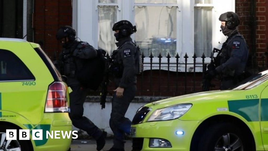 London Tube train: 'Explosion' reports from passengers - BBC News