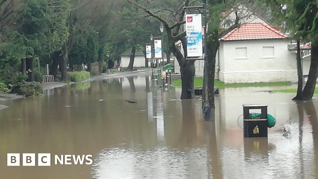 Storm Dennis: Floods close Pontypridd Lido 'throughout 2020' - BBC News