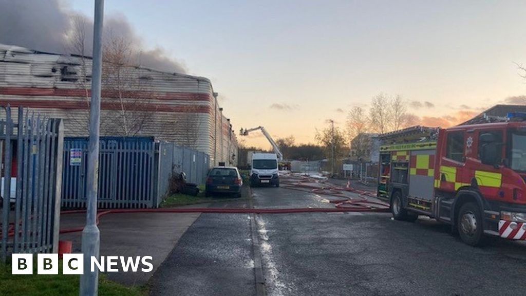 Firefighters spend second day at Kidderminster industrial blaze - BBC News