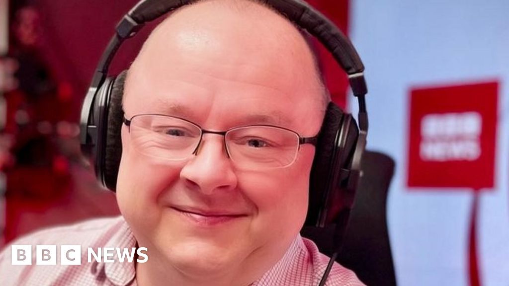 Andrew Peach says 'thank you to listeners' in final show - BBC News