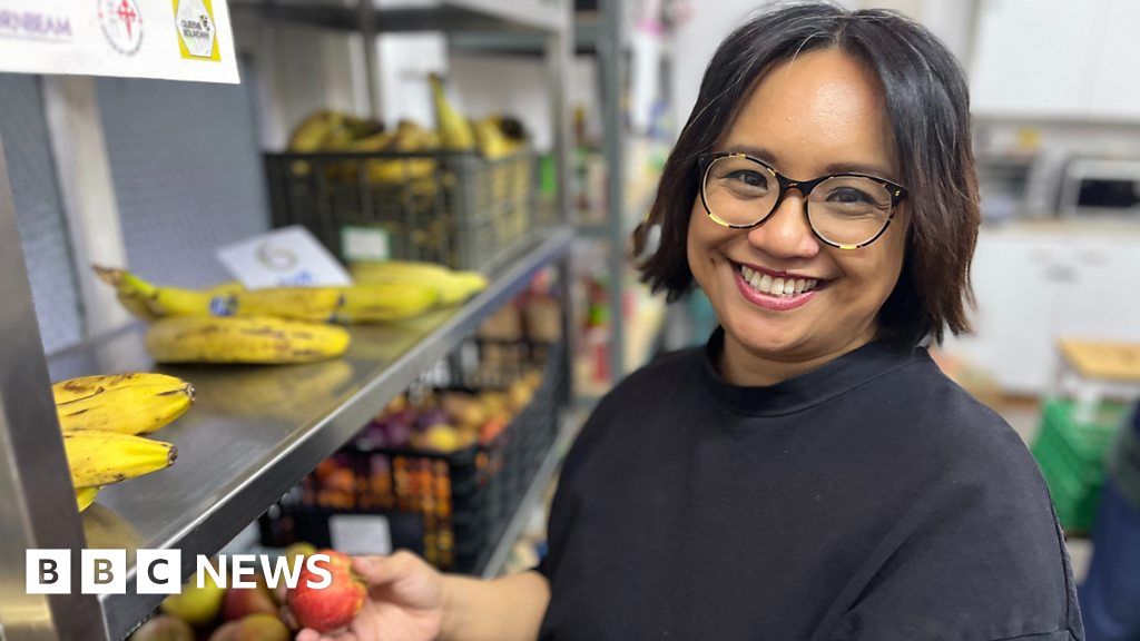 Warm banks: Walthamstow church hall turns community hub - BBC News