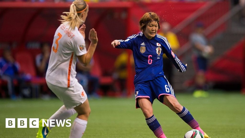 Japan goalie lets in howler at World Cup - BBC News