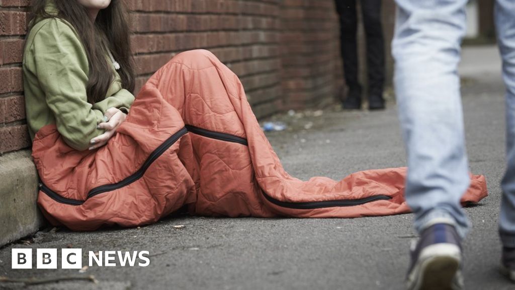 'Lack of accommodation sees homeless children in B&Bs' - BBC News