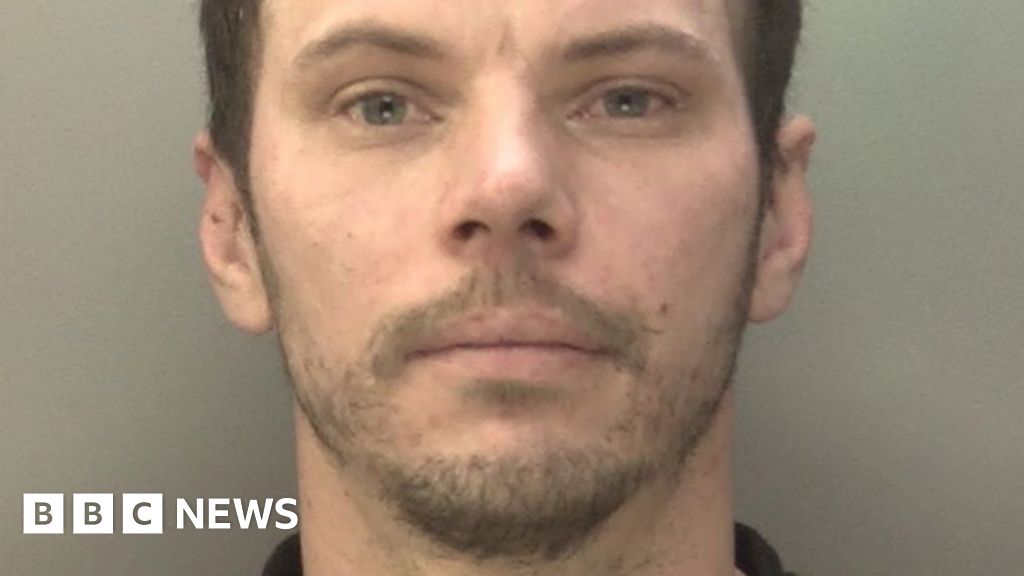 Steven Bowkett: Man sent owners of lost pets indecent images - BBC News