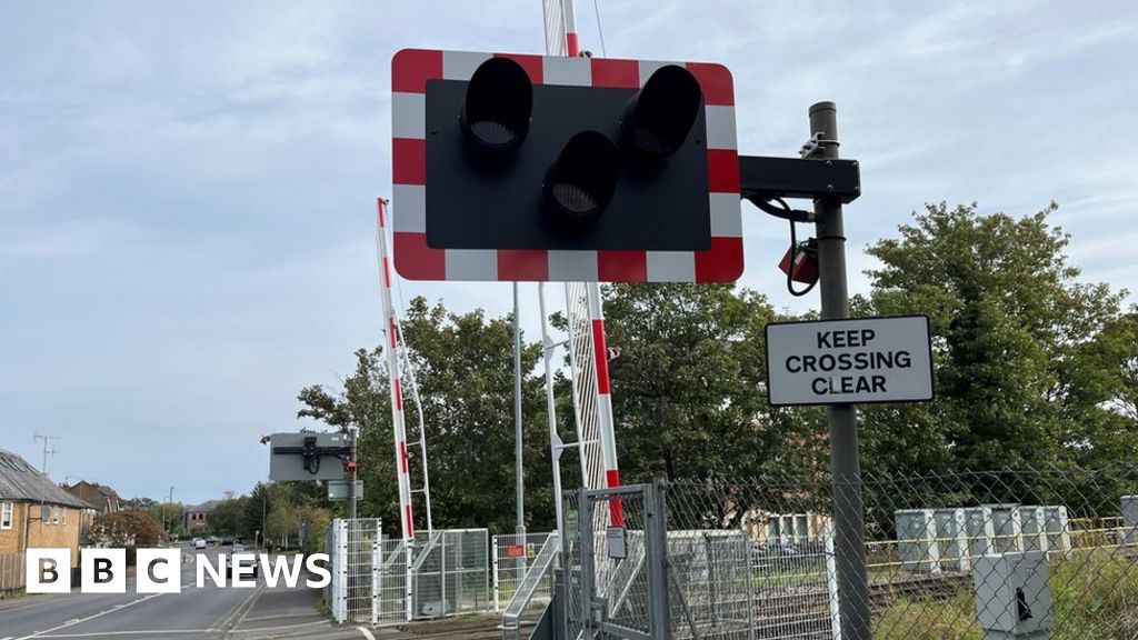 Egham level crossing makes drivers wait for 20 minutes - BBC News