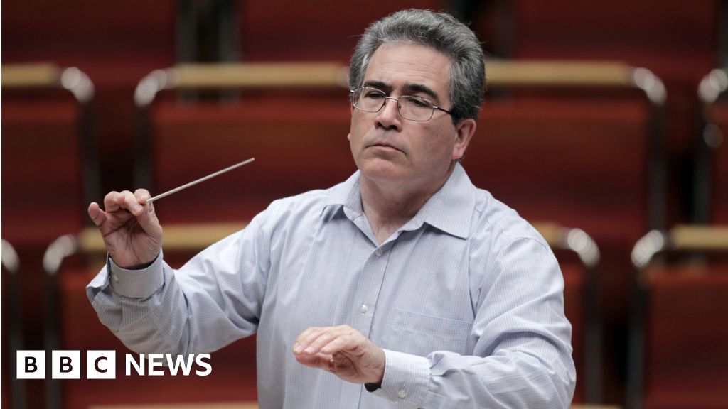 Verdi opera: Conductor stops performance over 'phone miscreants' - BBC News