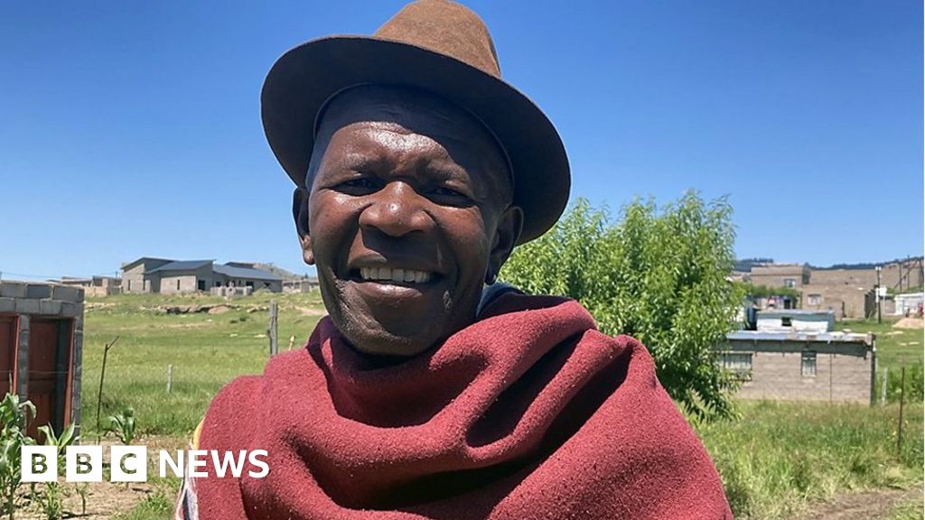 Famo legend Lekase performs - BBC News