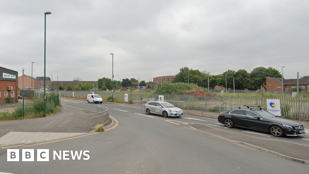 Nottingham: Boys questioned after man stabbed in chest - BBC News
