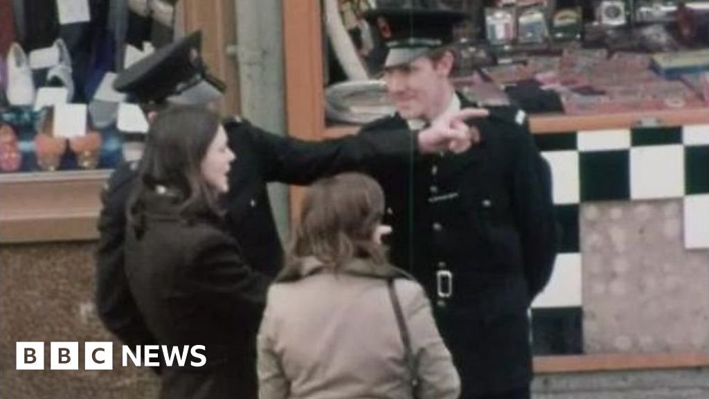 RUC officers giving directions - BBC News