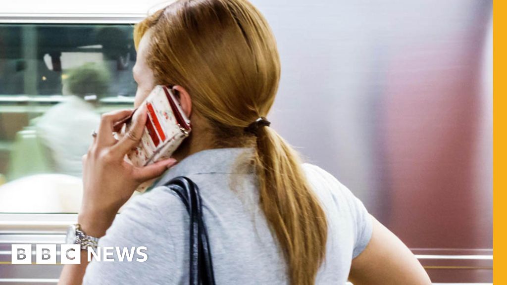 'I saved commuter who dropped her phone on tracks' - BBC News