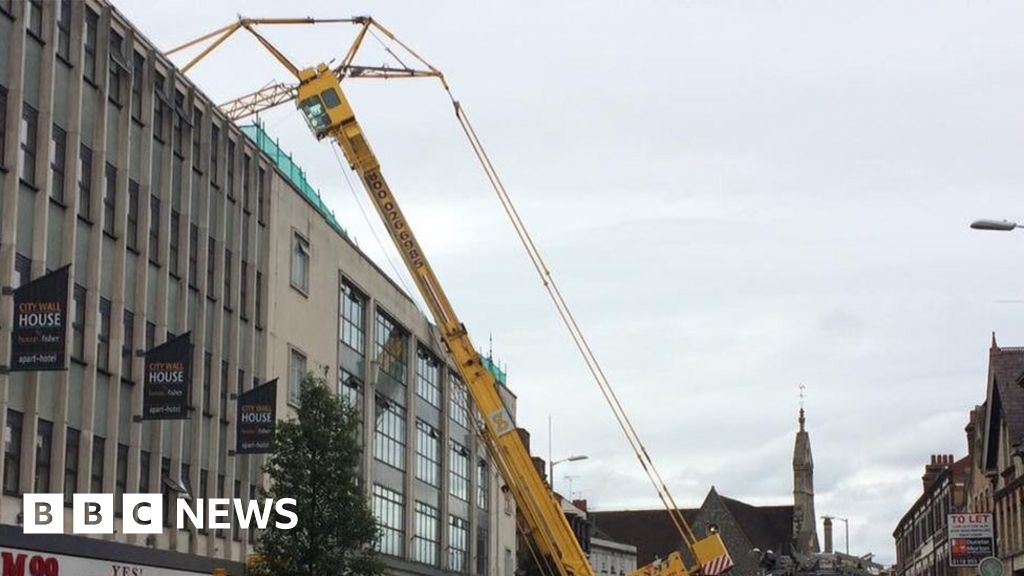 People rehoused after crane topples in Reading town centre - BBC News